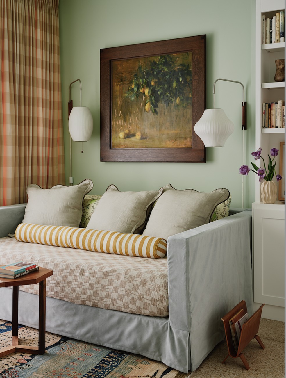 Casa modernista renovada tem animal print, mármore rosa e papel de ...