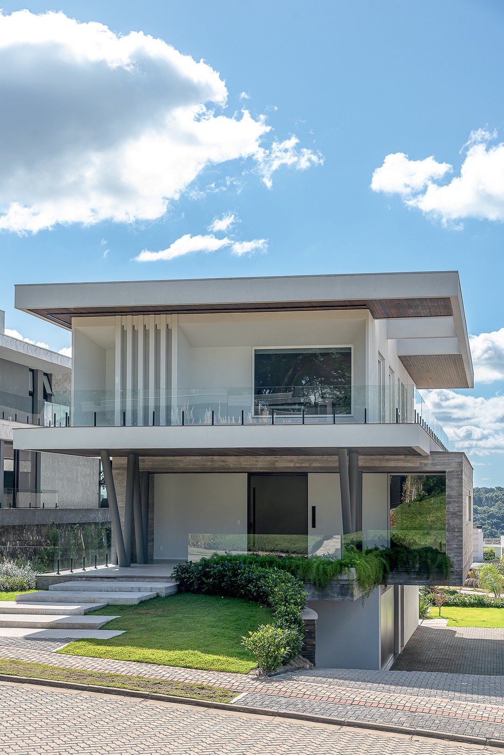 Estética contemporânea guia casa de três andares na serra gaúcha