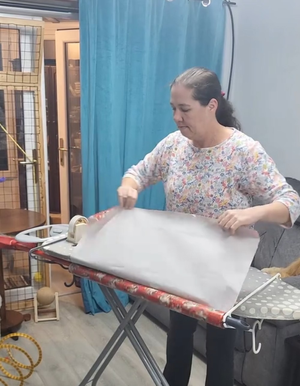 Influenciadora viraliza com técnica inusitada para embrulhar presentes ...