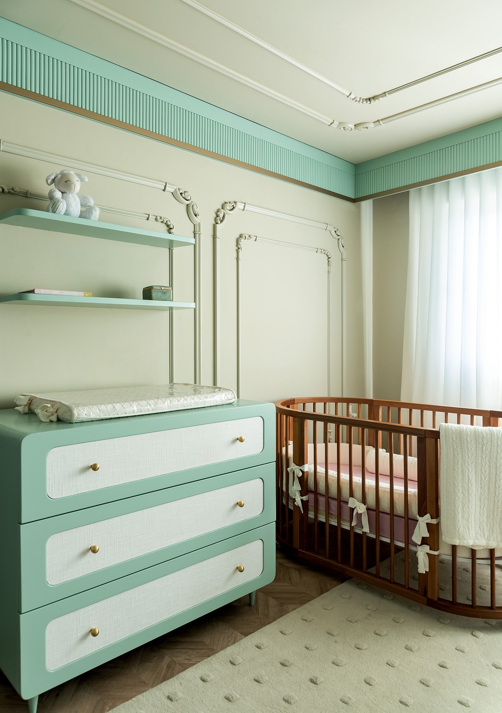Marcenaria verde: apartamento moderno aposta na cor na medida certa
