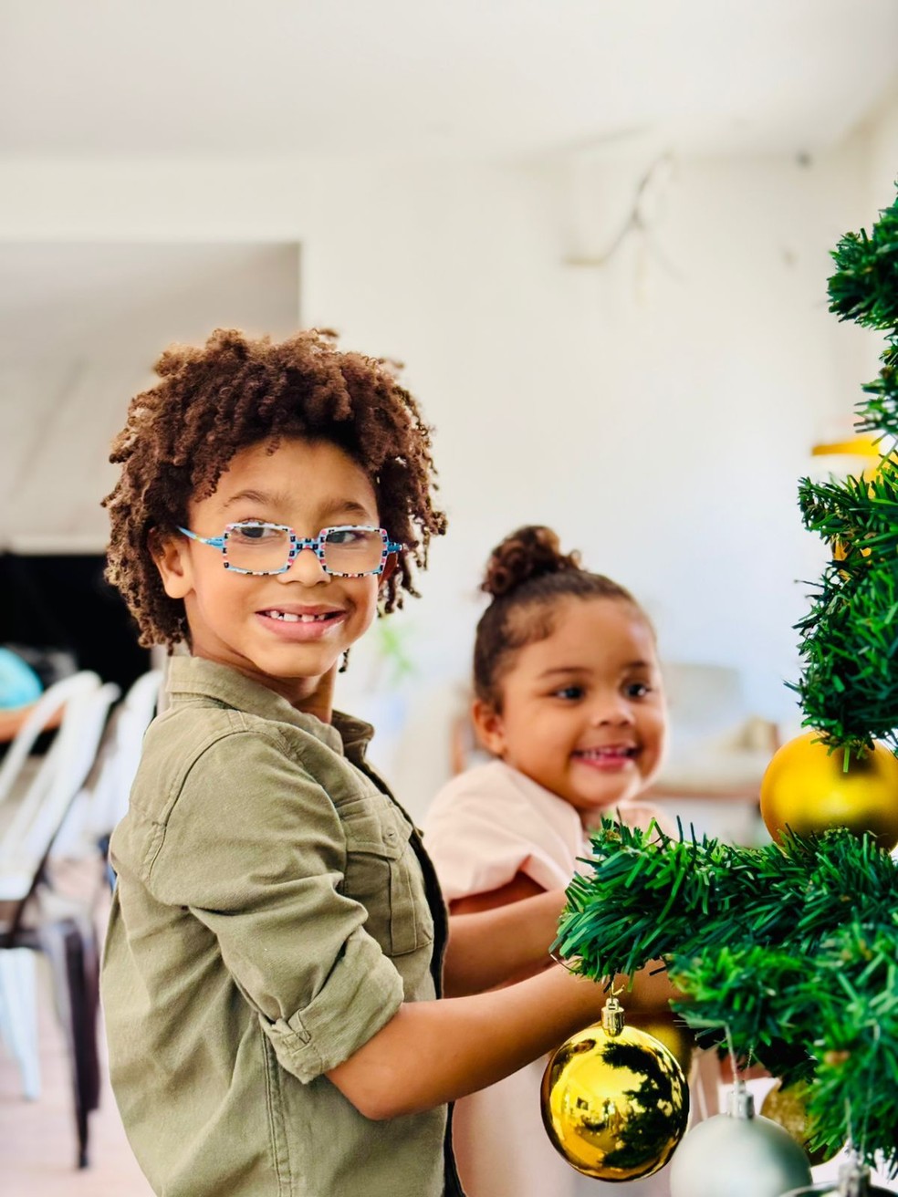 Apresentador francês Benjamin Cano mostra árvore de Natal de 2 metros ...