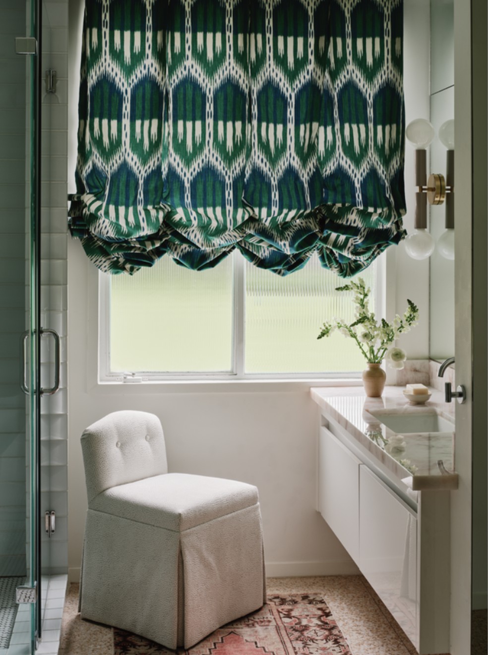 Casa modernista renovada tem animal print, mármore rosa e papel de ...