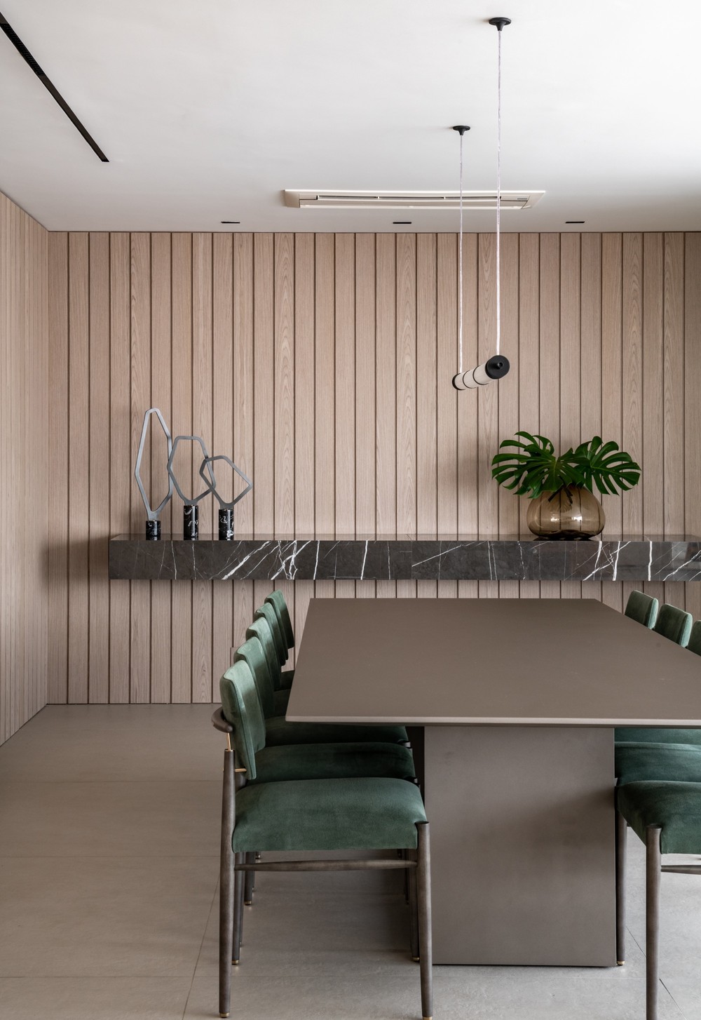 Sala de estar com adega e balanço define apartamento de 186 m²