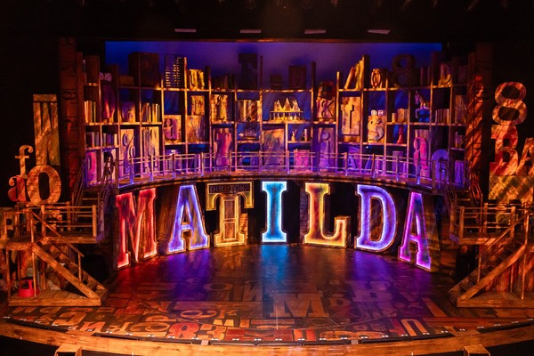 'Matilda' no teatro: por dentro dos cenários engenhosos do musical