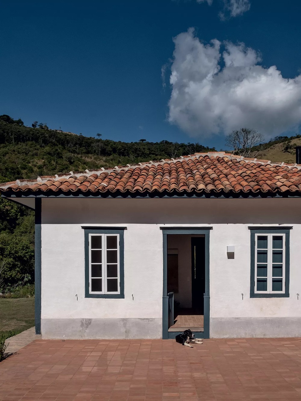 Parede caiada: como fazer a pintura barata que garante resultados incríveis
