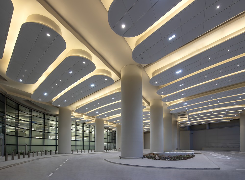 Terminal de aeroporto nos Emirados Árabes tem teto inspirado em dunas