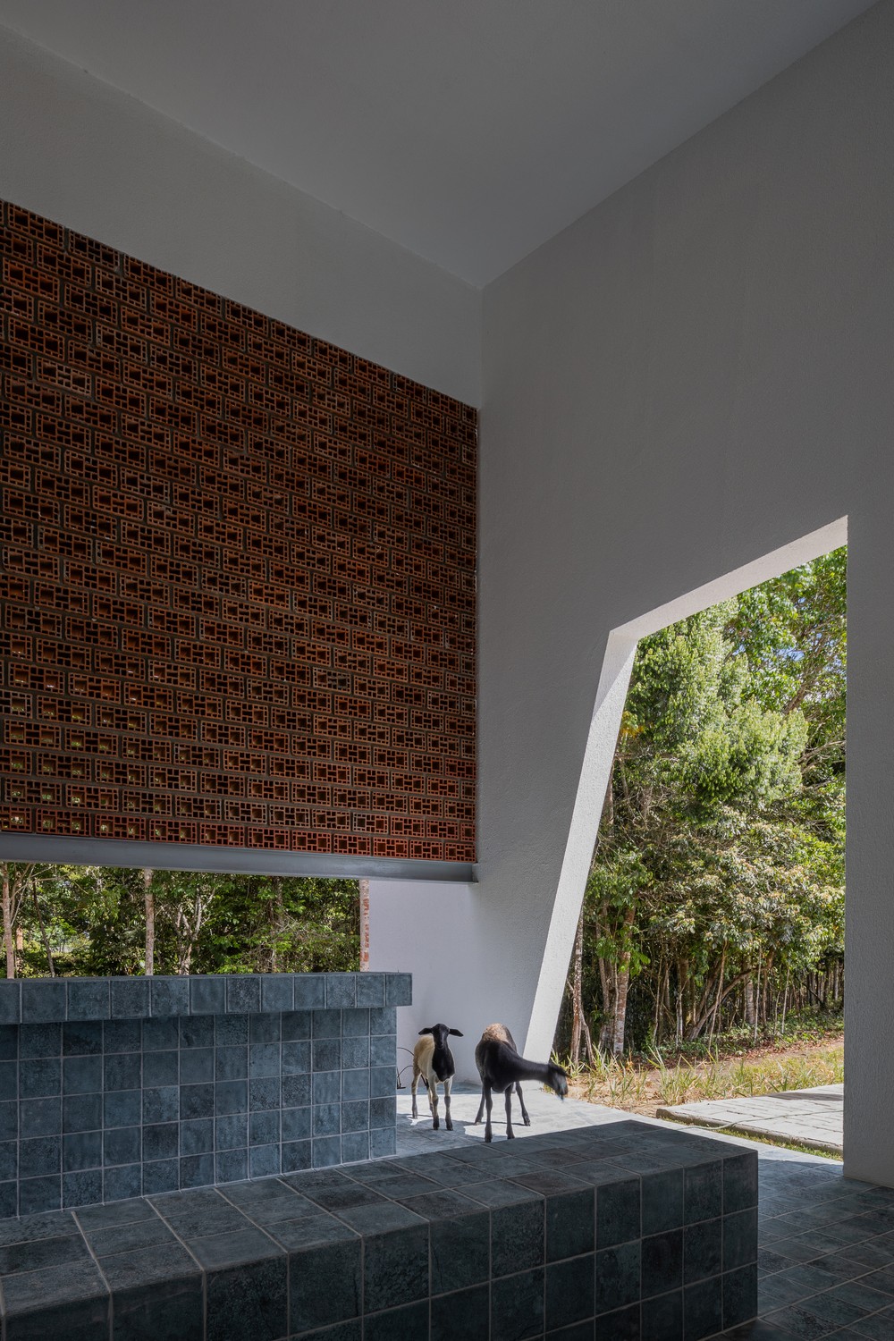 Templo minimalista em meio à natureza chama atenção em Pernambuco