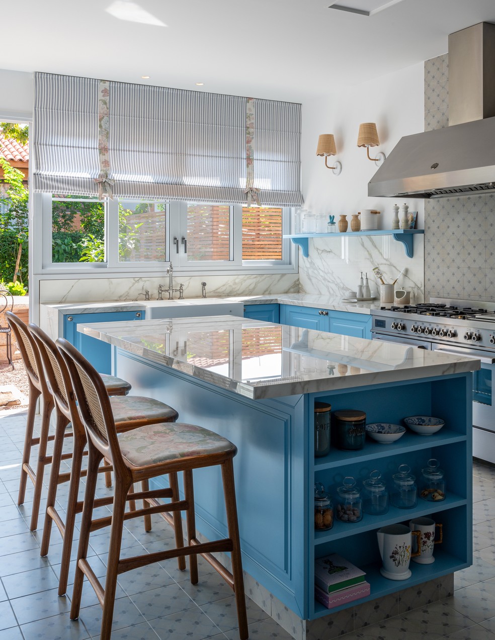 Casa de campo dos sonhos em SP tem clima mediterrâneo e muitas cores