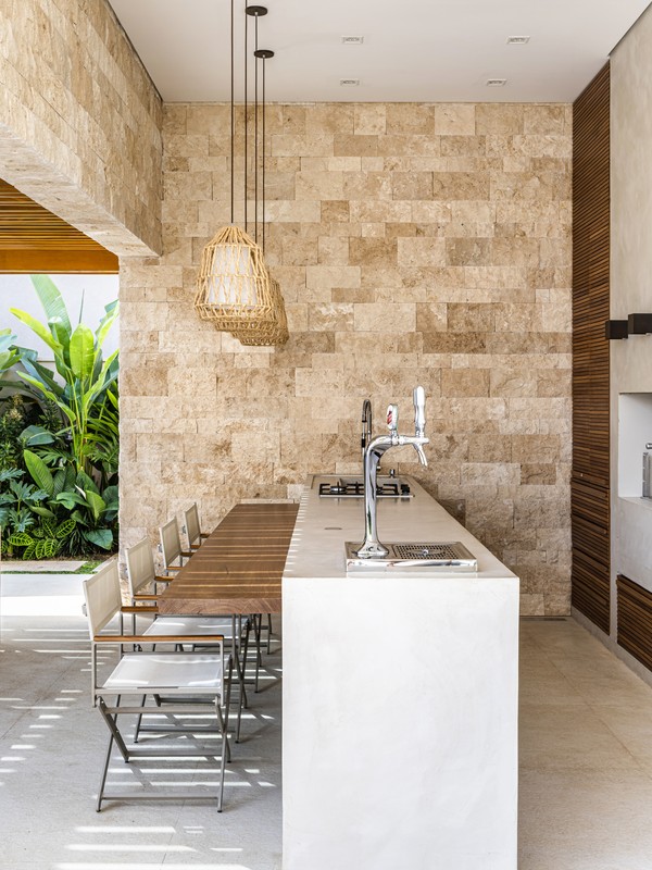 Décor do dia: área gourmet com pergolado de madeira