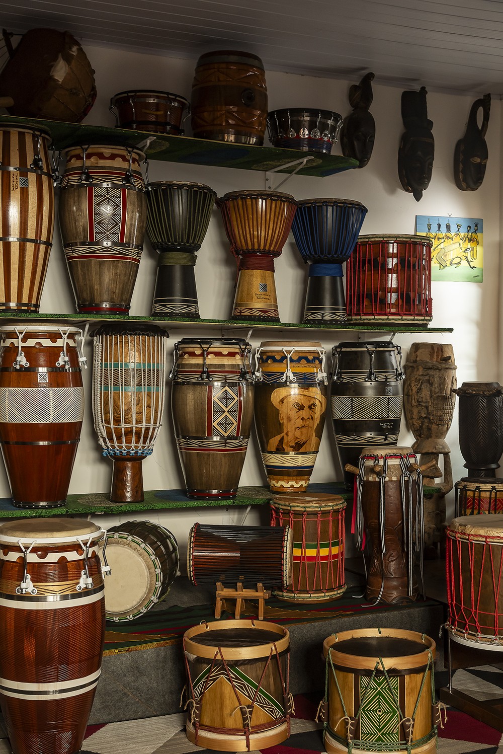 Artesão produz tambores e artefatos de qualidade sonora e estética