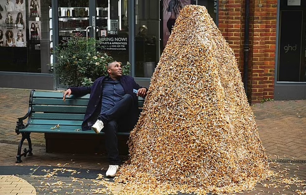 Obra de arte de 2 metros de altura empilha 225 mil pontas de cigarro em ...