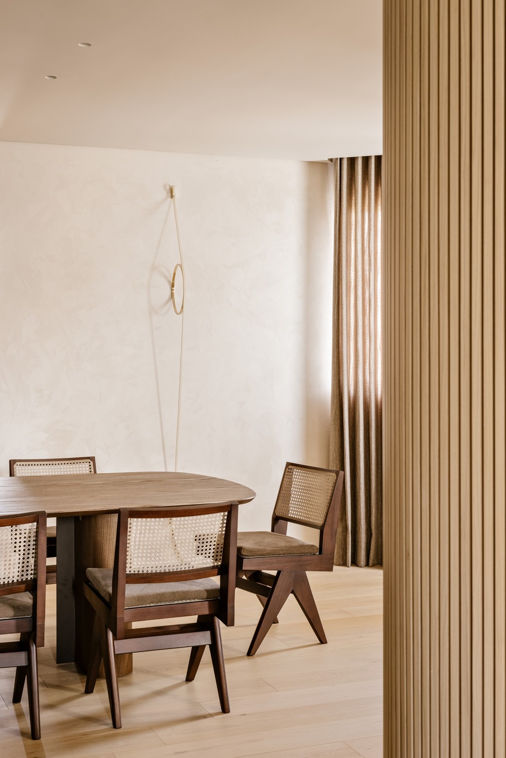 Minimalismo sofisticado é regra neste apartamento de 200 m²