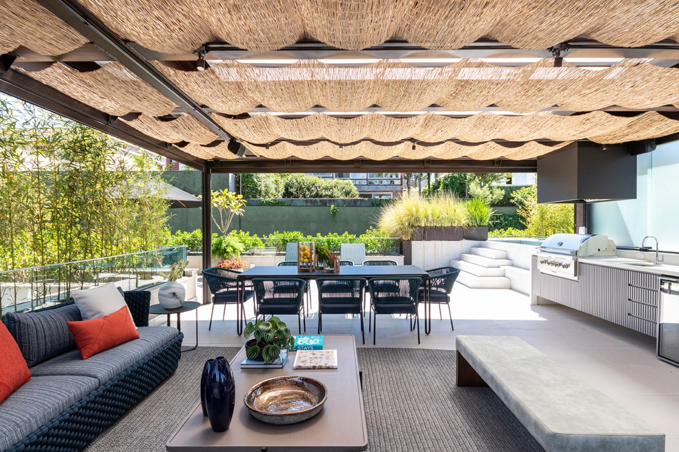 Casa de 420 m² possui rooftop com área gourmet e piscina