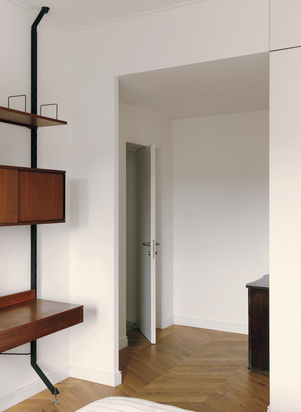 Apartamento em Milão é minimalista e iluminado