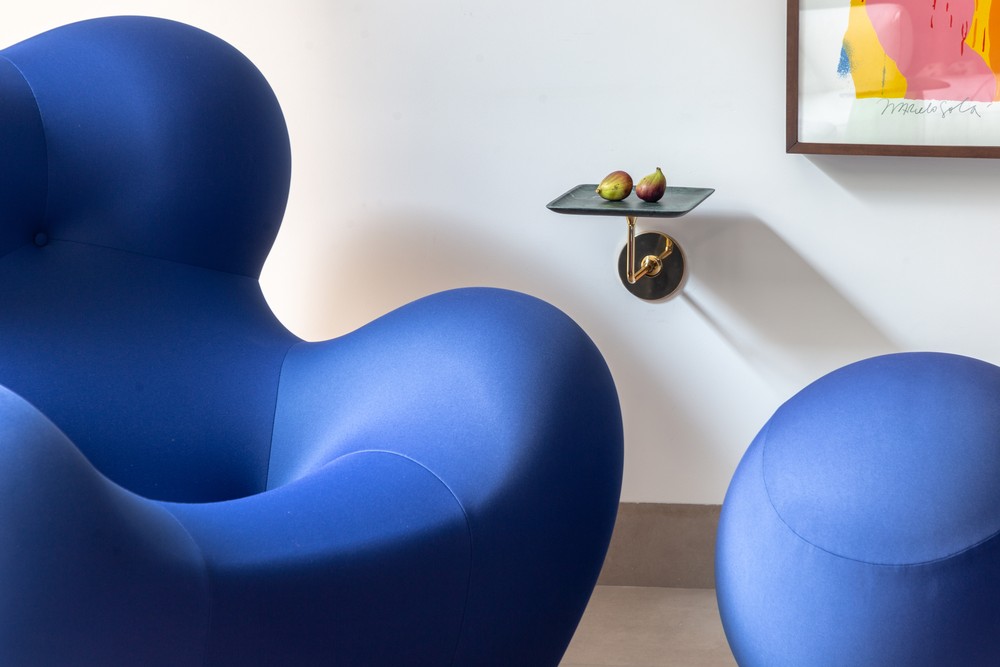 Casa tem paleta contrastante e décor repleto de grandes nomes do design ...