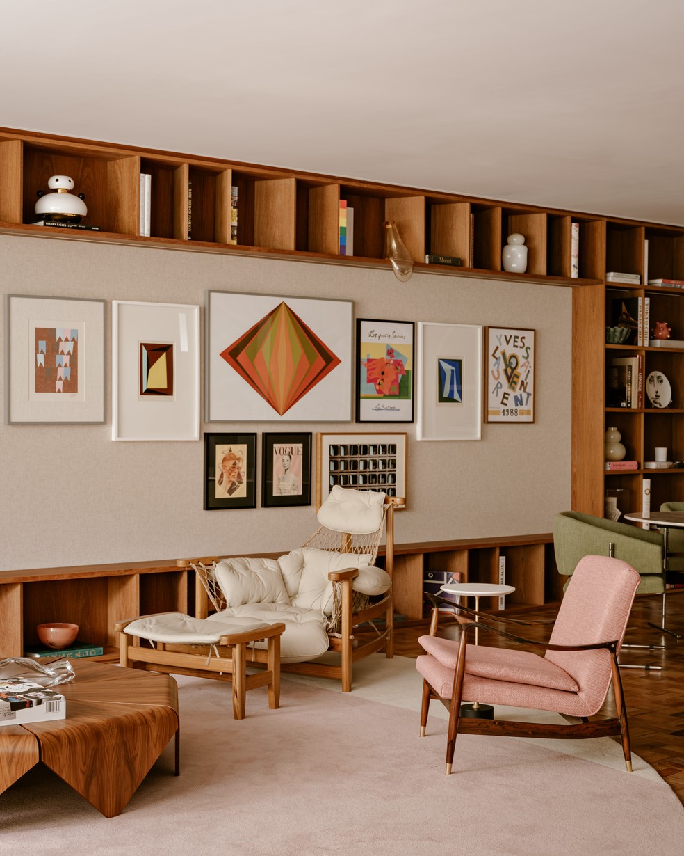 Bar, arcos e piso xadrez: apartamento paulistano ousa nos mínimos detalhes