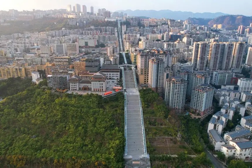China inaugura a maior 'escada rolante' do mundo