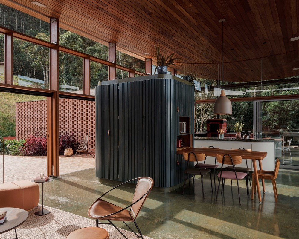 Casa une madeira, cerâmica, concreto e outros materiais na Serra da ...