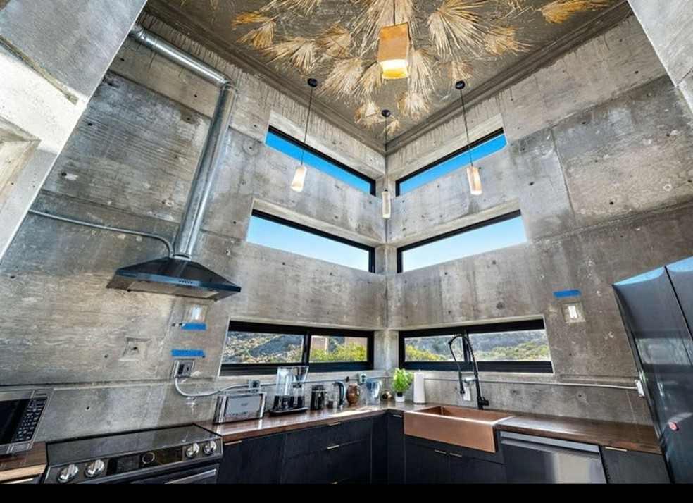 Por dentro da Casa Concreto, avaliada em R$ 8,5 milhões, em deserto na ...