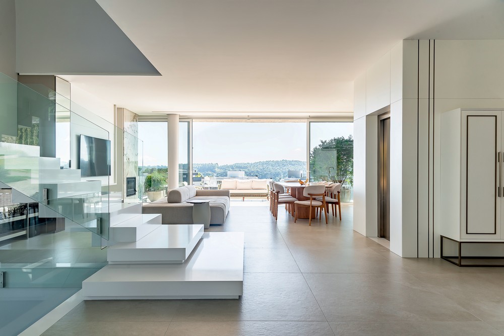 Estética contemporânea guia casa de três andares na serra gaúcha