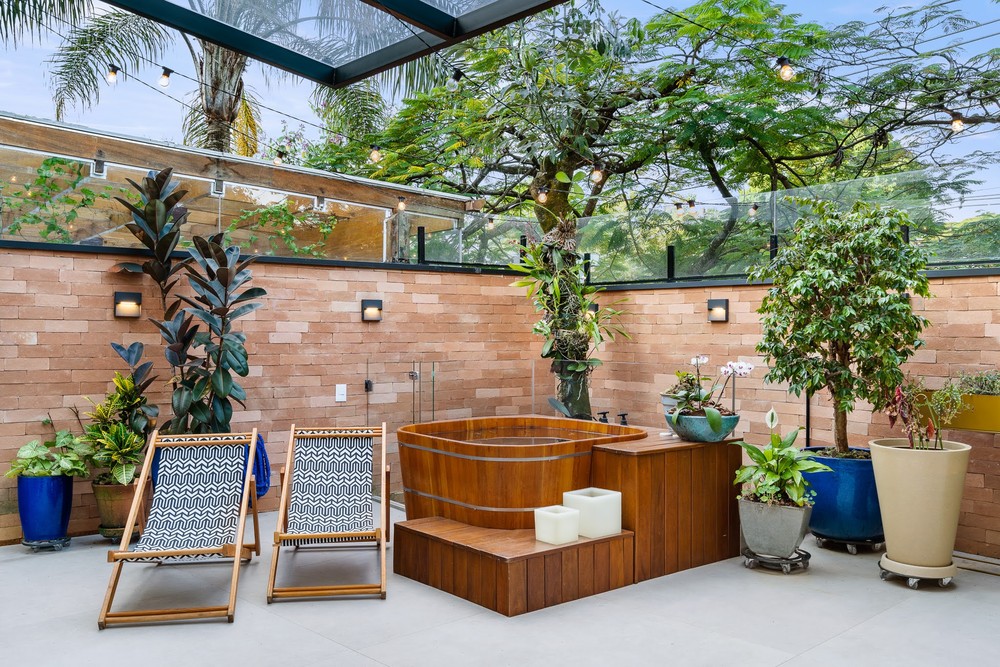 Décor do dia: varanda com parede de tijolinhos e ofurô