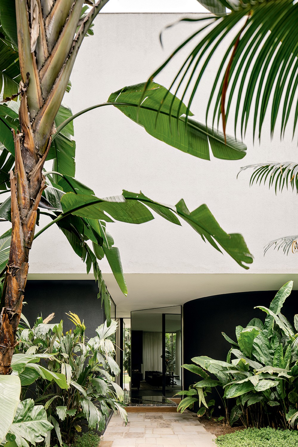 Por dentro da casa de Natalie Klein e Tufi Duek assinada por Isay Weinfeld