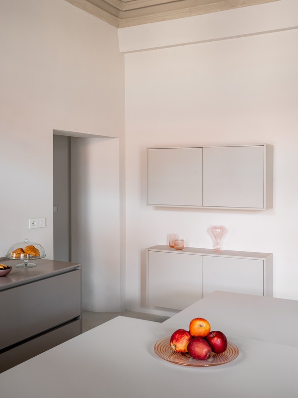 Na Itália, apartamento minimalista tem afrescos do século 18 como ...