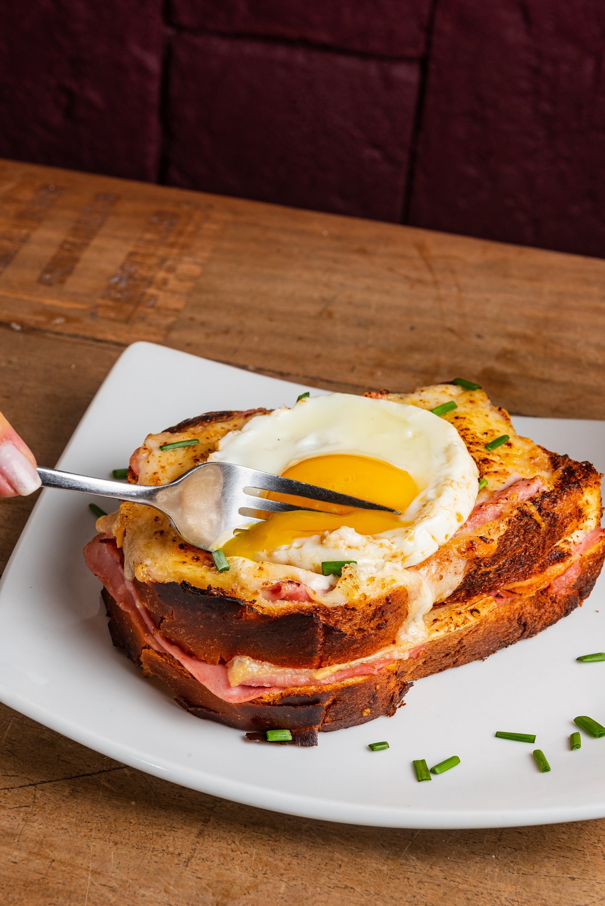 Receita de croque-madame ganha toque especial com queijos, ovo e molho ...
