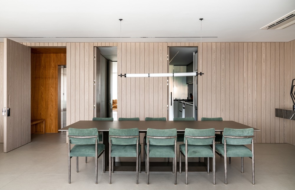 Sala de estar com adega e balanço define apartamento de 186 m²