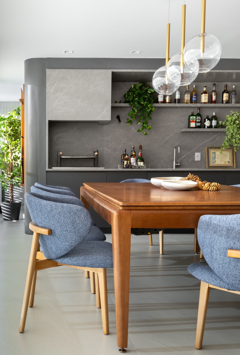 Estilo boêmio dos moradores marca decoração em apartamento de 189 m²
