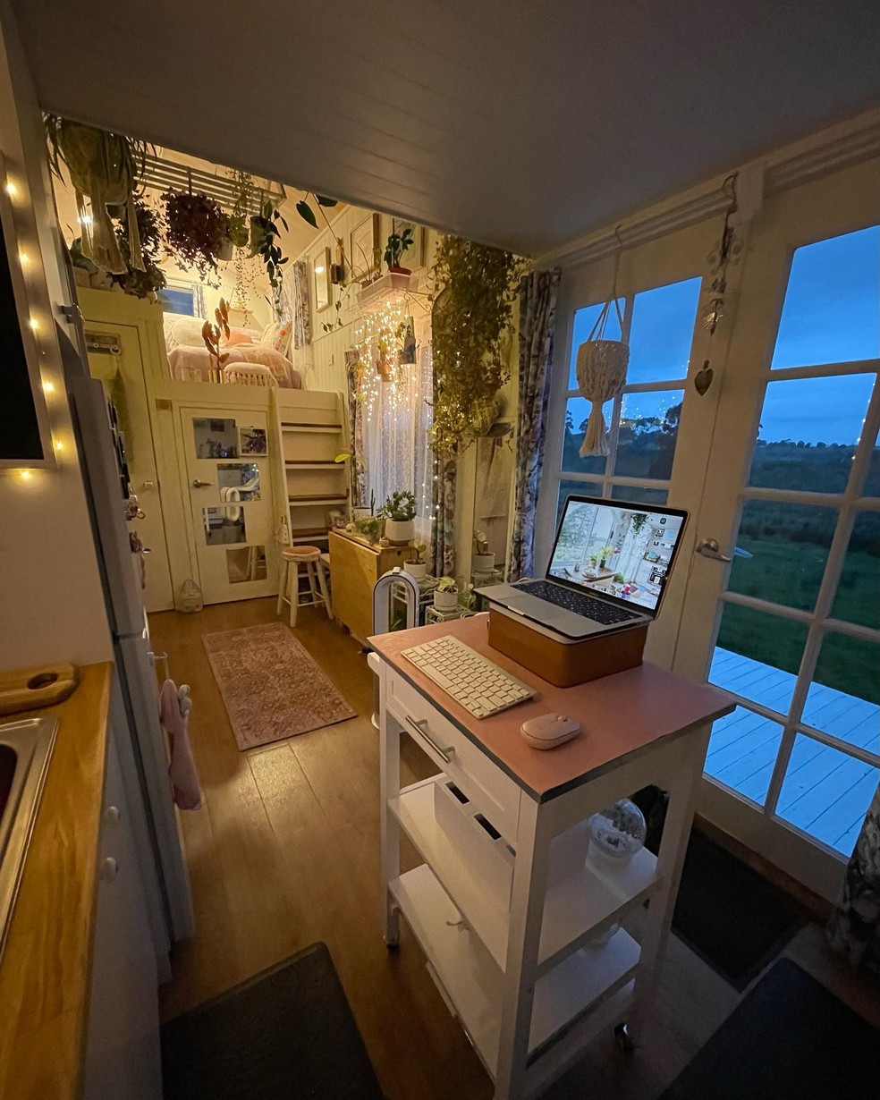 Esta minicasa de 17m² tem closet e lavanderia; veja fotos
