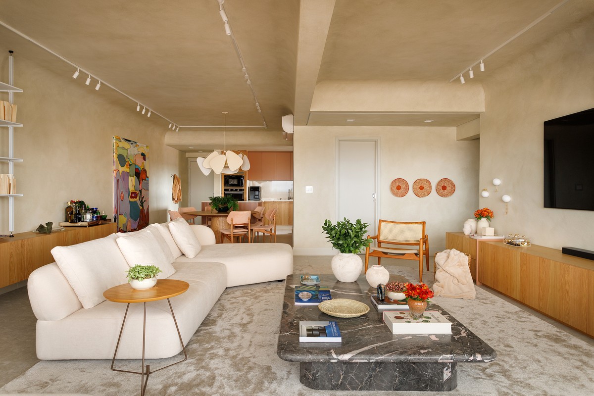 Décor do dia: sala de estar exibe tom de areia e atmosfera mediterrânea