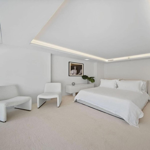 Triplex é colocado à venda por R$ 64 milhões e interiores brancos ...