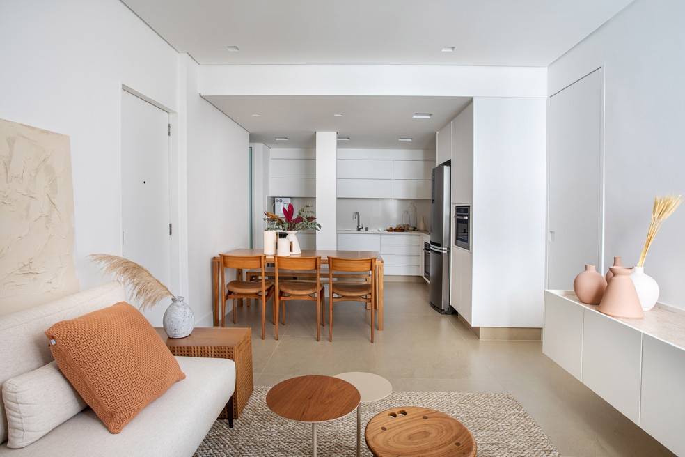 Apartamento de 80 m² com decoração minimalista e tons claros