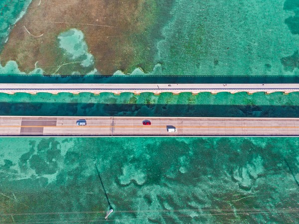Rodovia 'flutua' 182 quilômetros sobre o oceano e impressiona