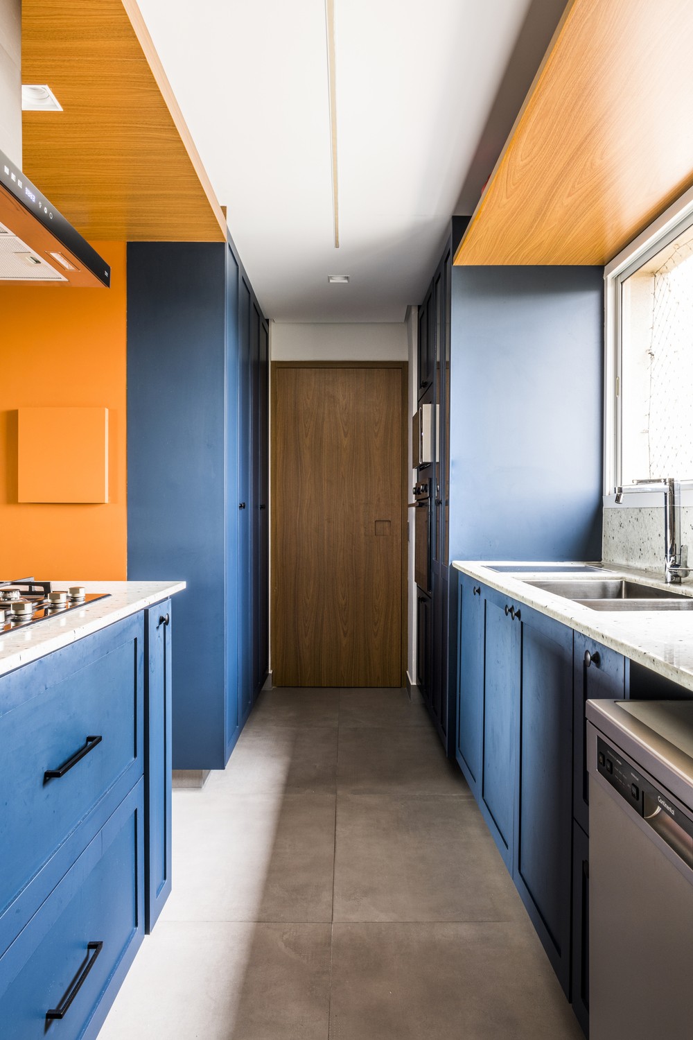 Décor do dia: cozinha e sala de jantar com parede em ripas de concreto