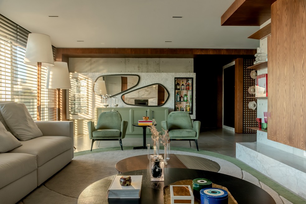 Marcenaria verde: apartamento moderno aposta na cor na medida certa