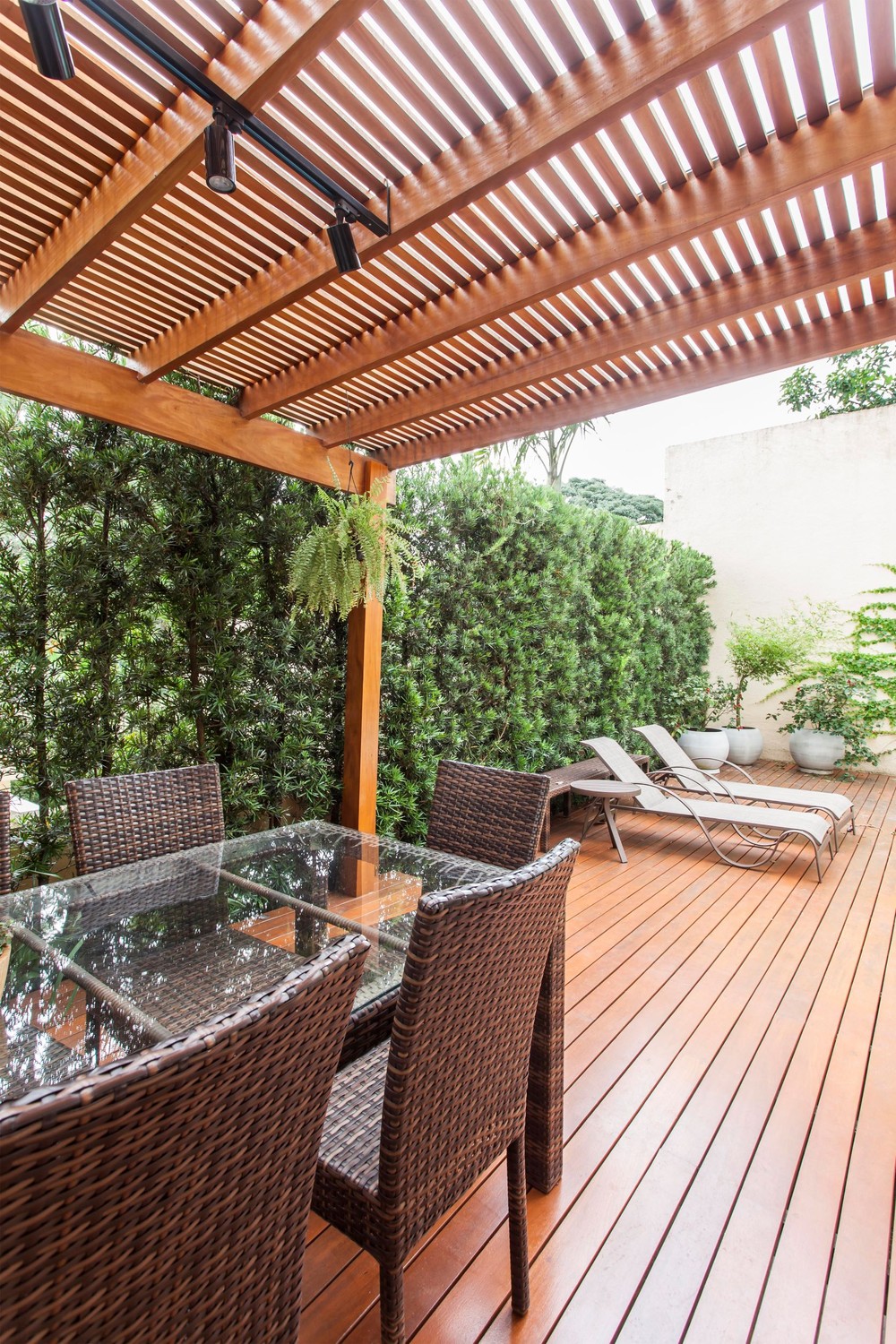 Pergolado de madeira: como fazer e ideias incríveis para decorar o seu