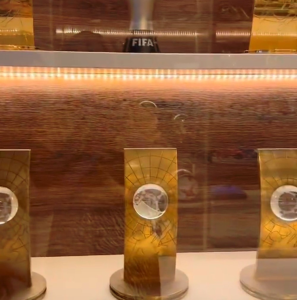 Casa da jogadora Marta na Flórida tem sala de troféus e horta; veja ...