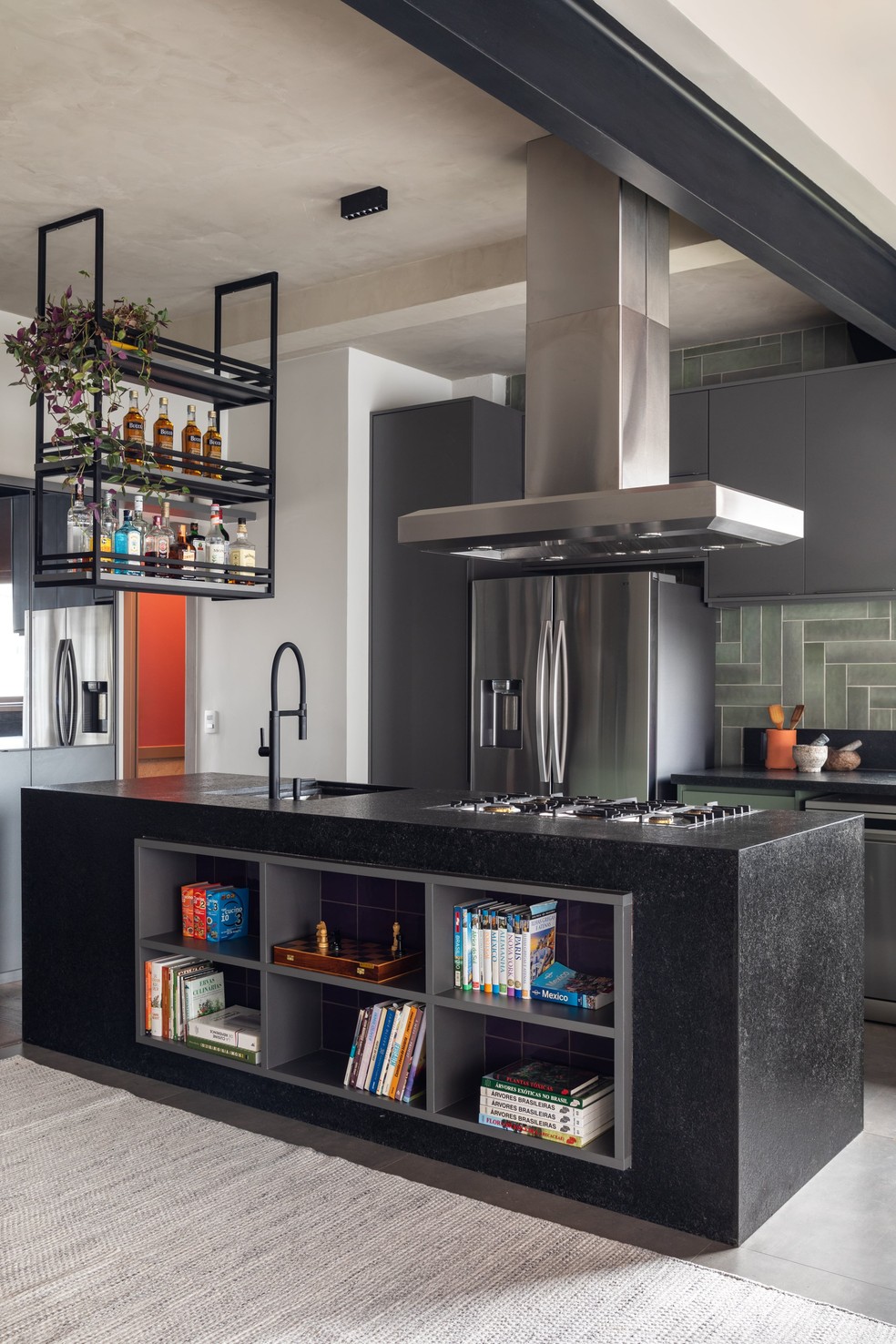 Bancada com granito escovado: descubra prós e contras do acabamento