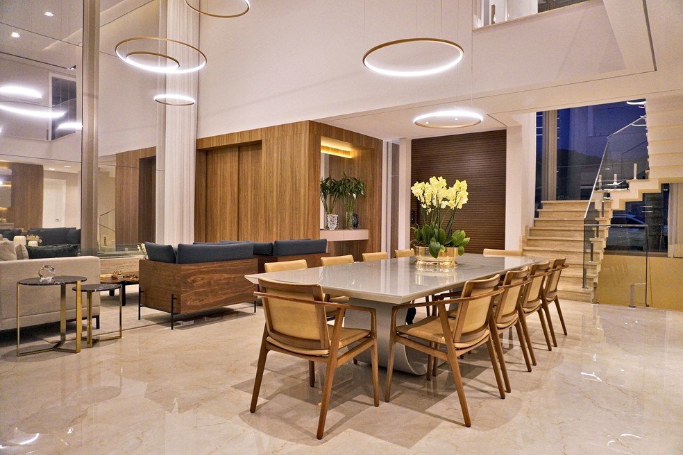 Casa contemporânea mostra como integração é segredo para receber bem