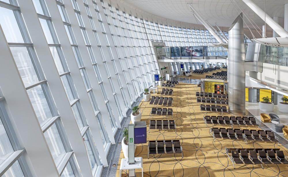 Terminal de aeroporto nos Emirados Árabes tem teto inspirado em dunas