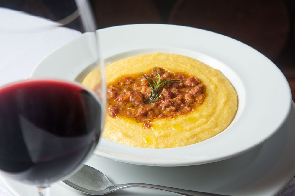 Receita fácil de polenta ao ragu de linguiça toscana fica pronta em 3 ...