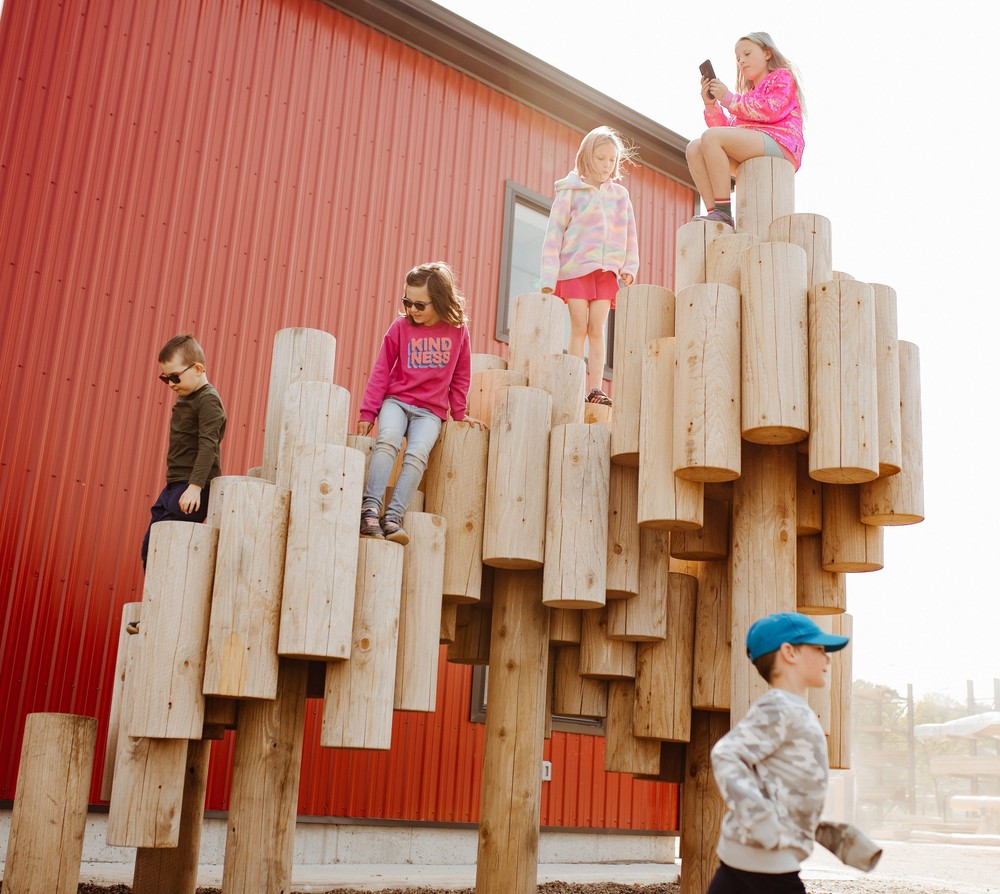 Kengo Kuma cria playground com toras de madeira - e seu design não poderia ser mais interessante