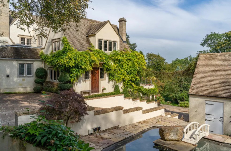 Mansão de Roger Moore, o eterno James Bond, com vista para floresta por ...