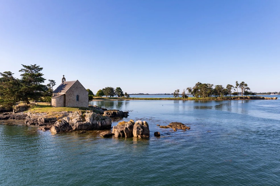 A curiosa história da ilha linda (e amaldiçoada) na França