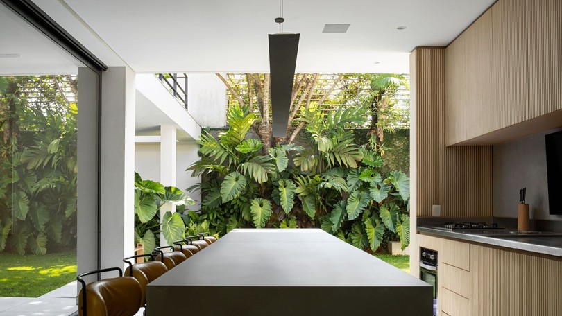 Área social integrada e cheia de plantas é lugar de paz em apartamento ...