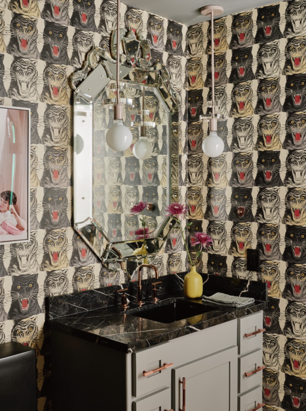 Casa modernista renovada tem animal print, mármore rosa e papel de ...