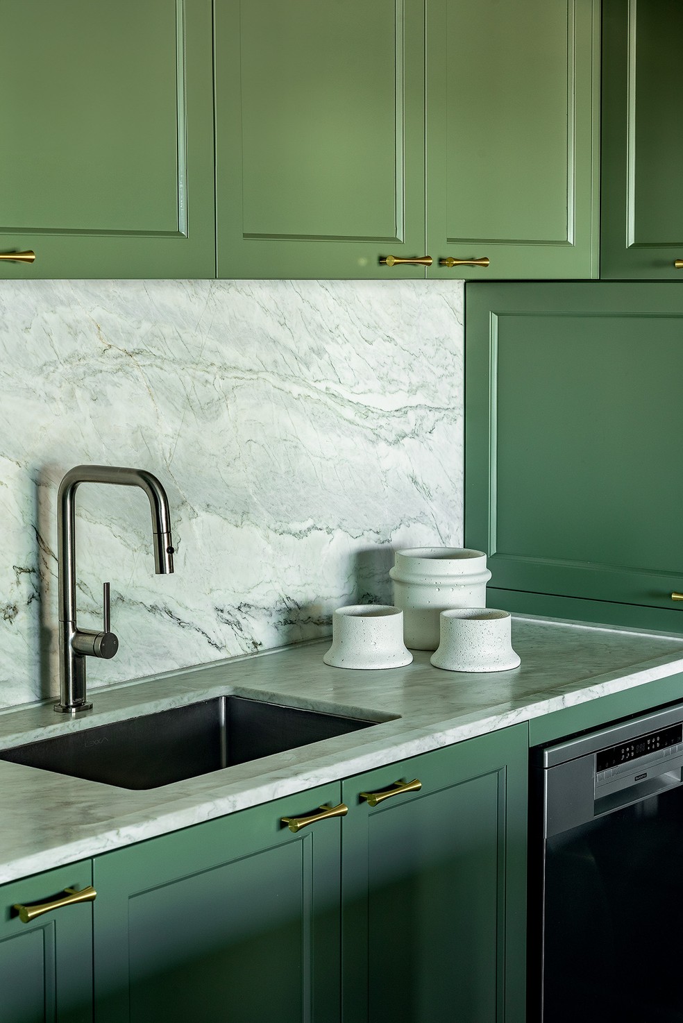Marcenaria verde: apartamento moderno aposta na cor na medida certa