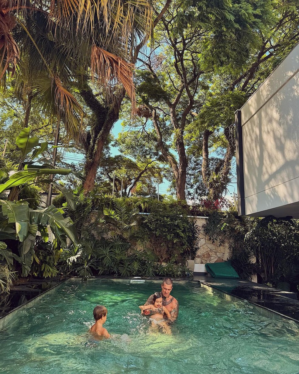 Shantal e Mateus Verdelho mostram diversão dos filhos em piscina de ...